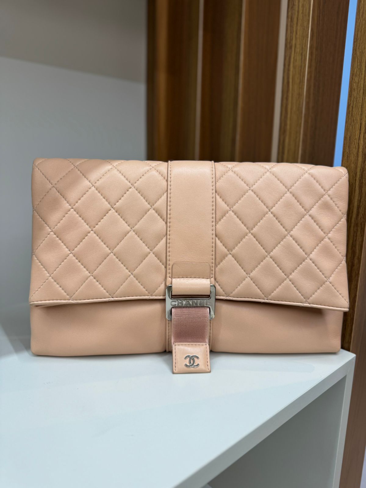 Bolsa clutch Chanel Lambskin Quilted Grip – Peguei Bode